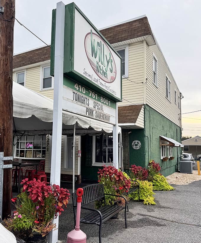 Sink Your Teeth Into The Most Legendary Fried Chicken In Maryland At ...