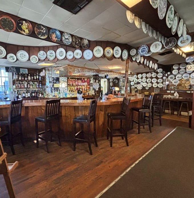 Texas Bar This Wonderfully Quirky Texas Restaurant Has Over 2,000 Plates Covering ...