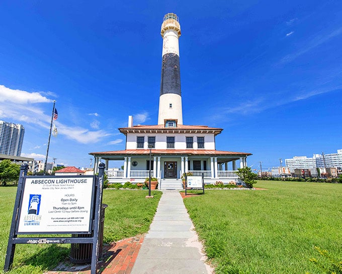 7 Historic New Jersey Lighthouses That Are Absolutely Worth The Road Trip