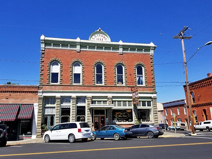 Escape To The Most Beautiful Small Town In Oregon That Flies Completely ...