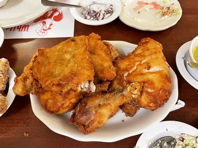 This Humble Illinois Restaurant Serves Fried Chicken That Has People ...