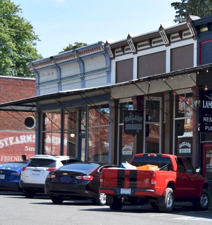 Escape To The Most Beautiful Small Town In Oregon That Flies Completely ...