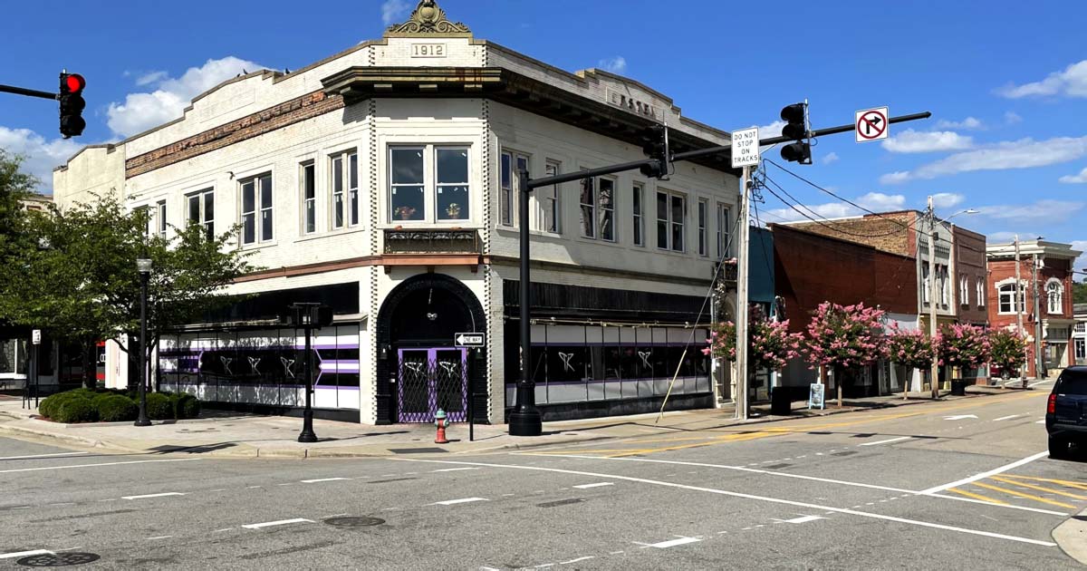8 Overlooked North Carolina Towns Where $1,200 Still Rents A 2-Bedroom Apartment