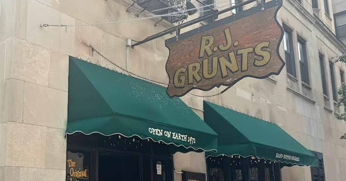 The Chopped Salad Bar At This Illinois Restaurant Is So Good It Deserves Its Own Fan Club