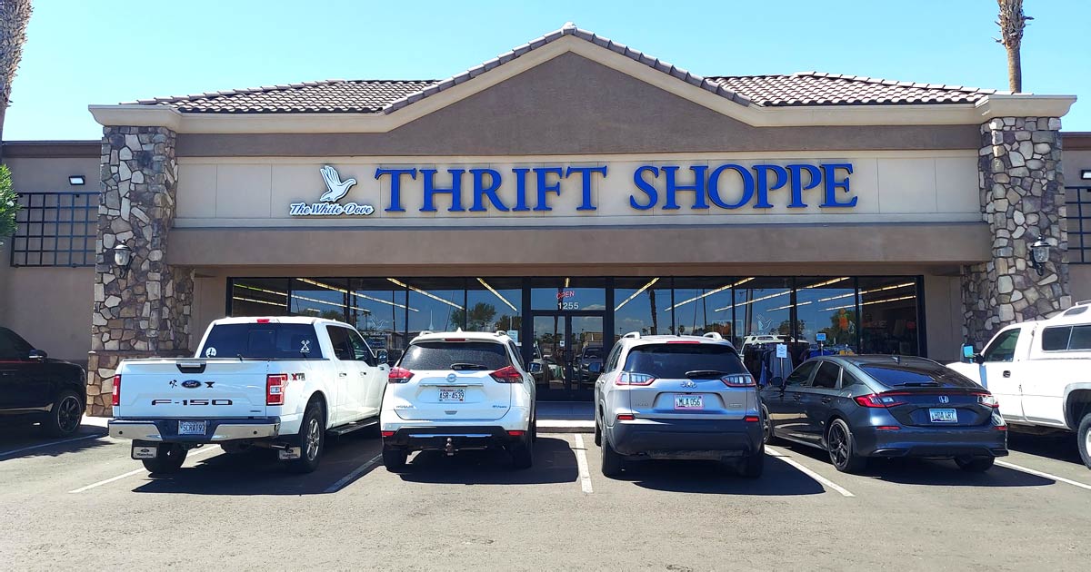 You Can Fill A Whole Cart For Only $25 At This Enormous Arizona Thrift Store